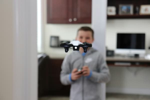 Hand Controlled Drones: What You Need To Know Before Buying - DroidMen